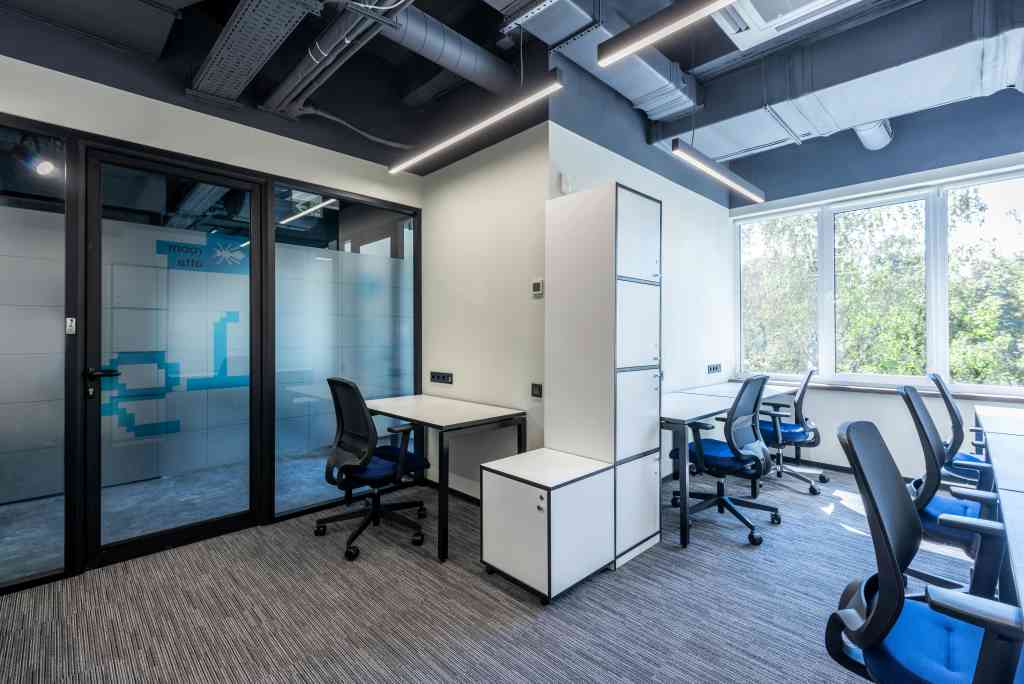 How to Choose the Perfect Office Table and Chairs for Your Space | The ...