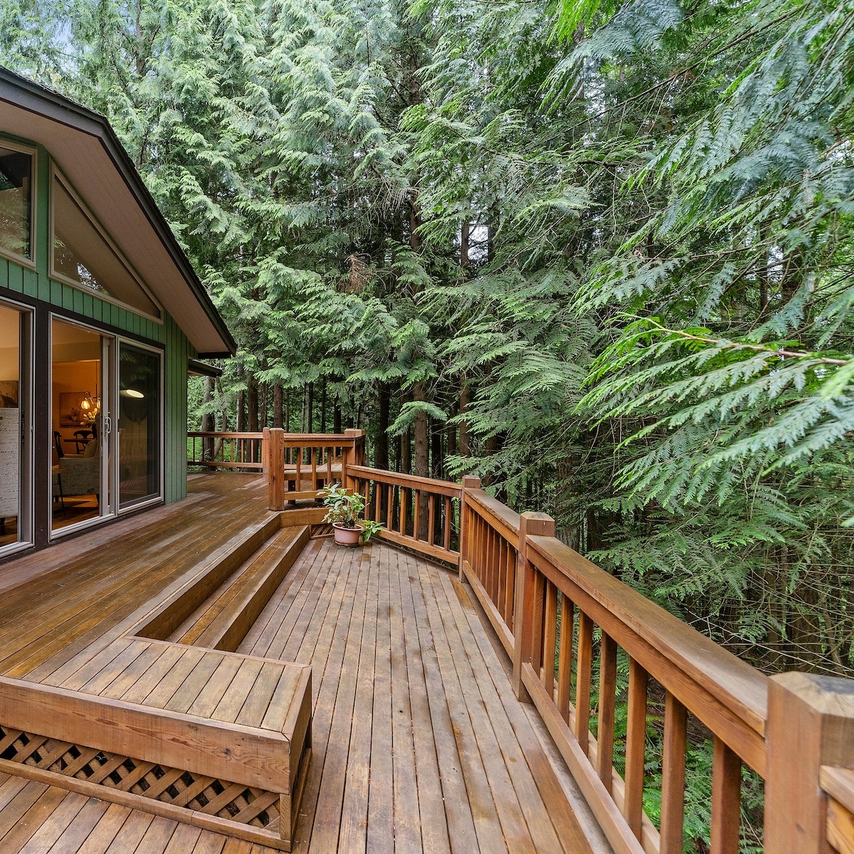 Key Considerations When Choosing Your Deck Contractor | The Inspiration ...