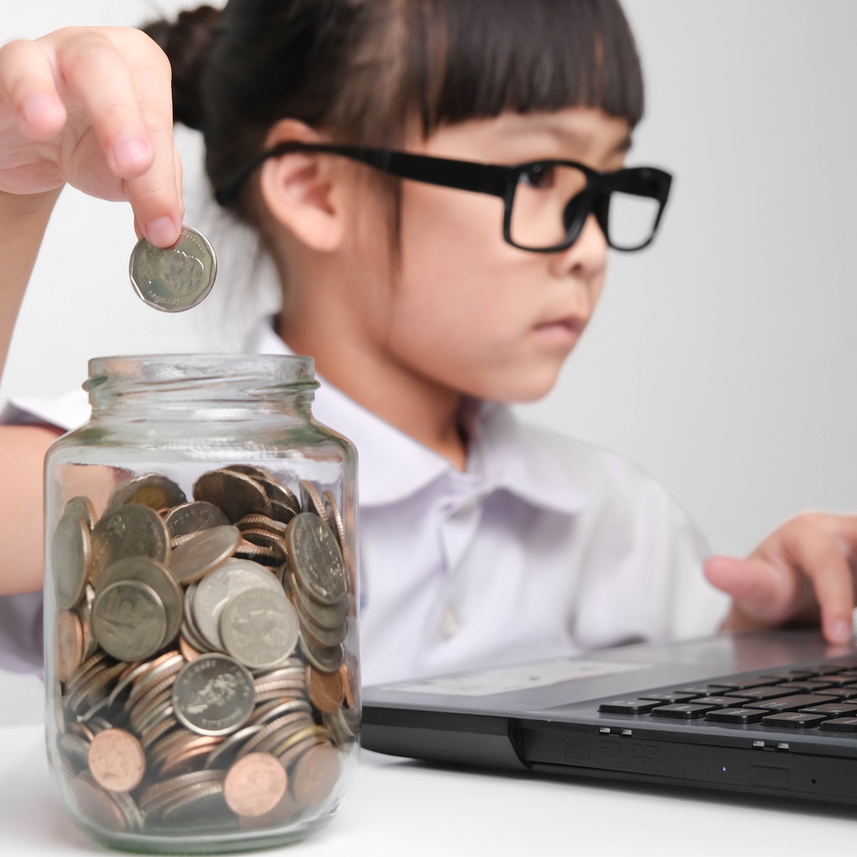 Raising Money-Smart Kids in a Digital World: 6 Tips | The Inspiration Edit
